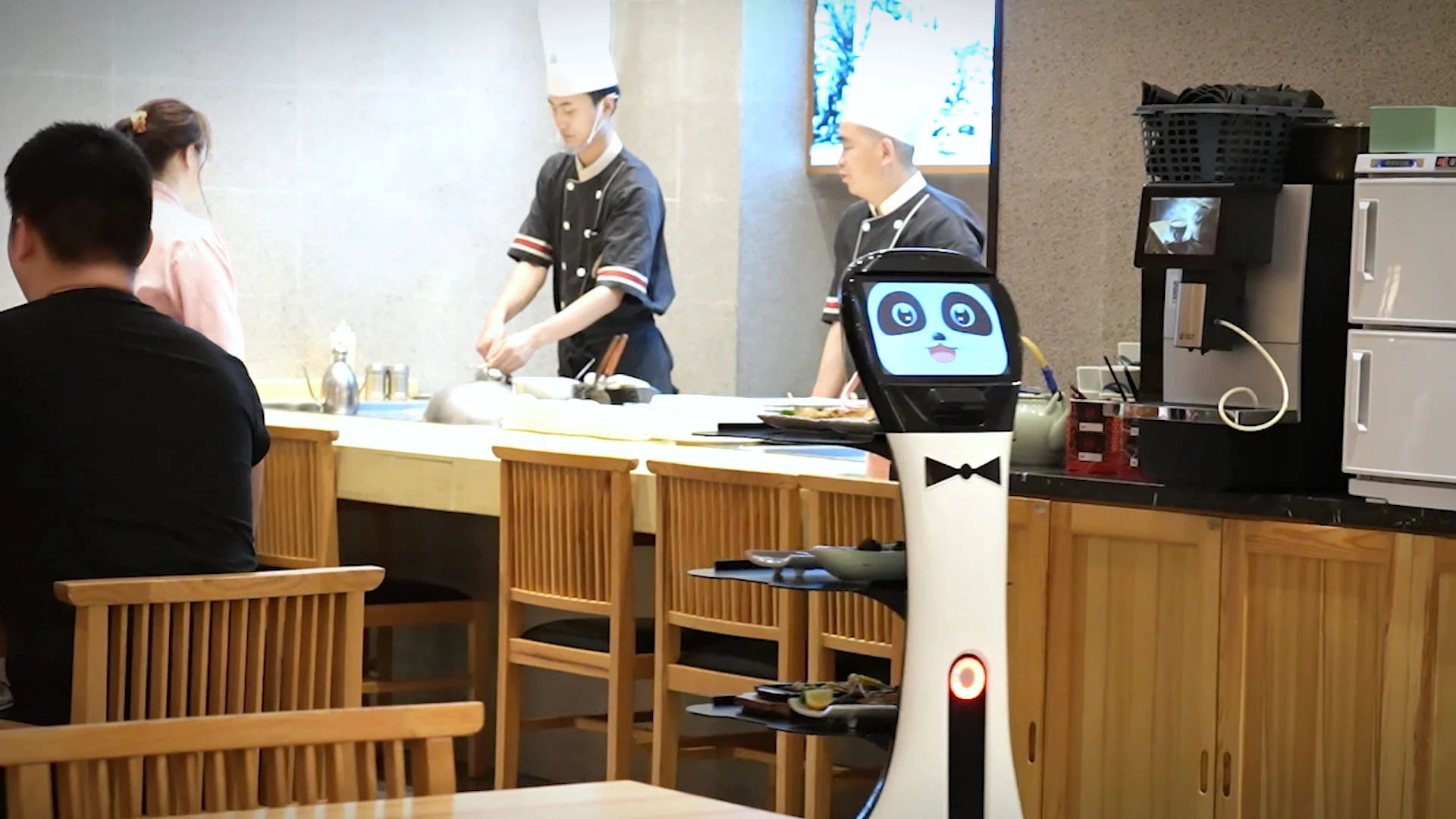 หุ่นยนต์ส่งอาหาร “แพนด้า” ของ Alpha: รายการโปรดใหม่ของร้านอาหารญี่ปุ่น ...